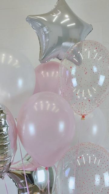 Композиция в бело-розовых тонах с фольгированными фигурами на выписку