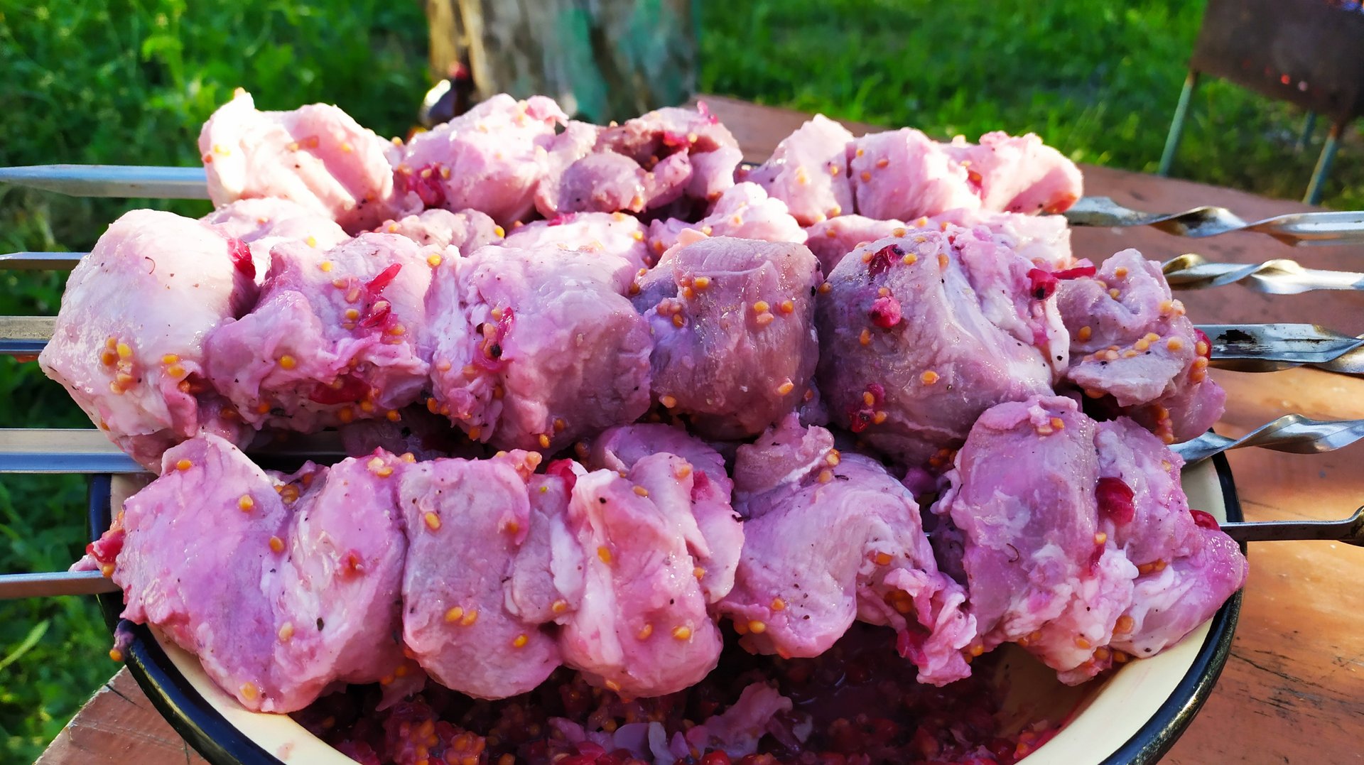 Необычно и ново: шашлык в маринаде из красной смородины