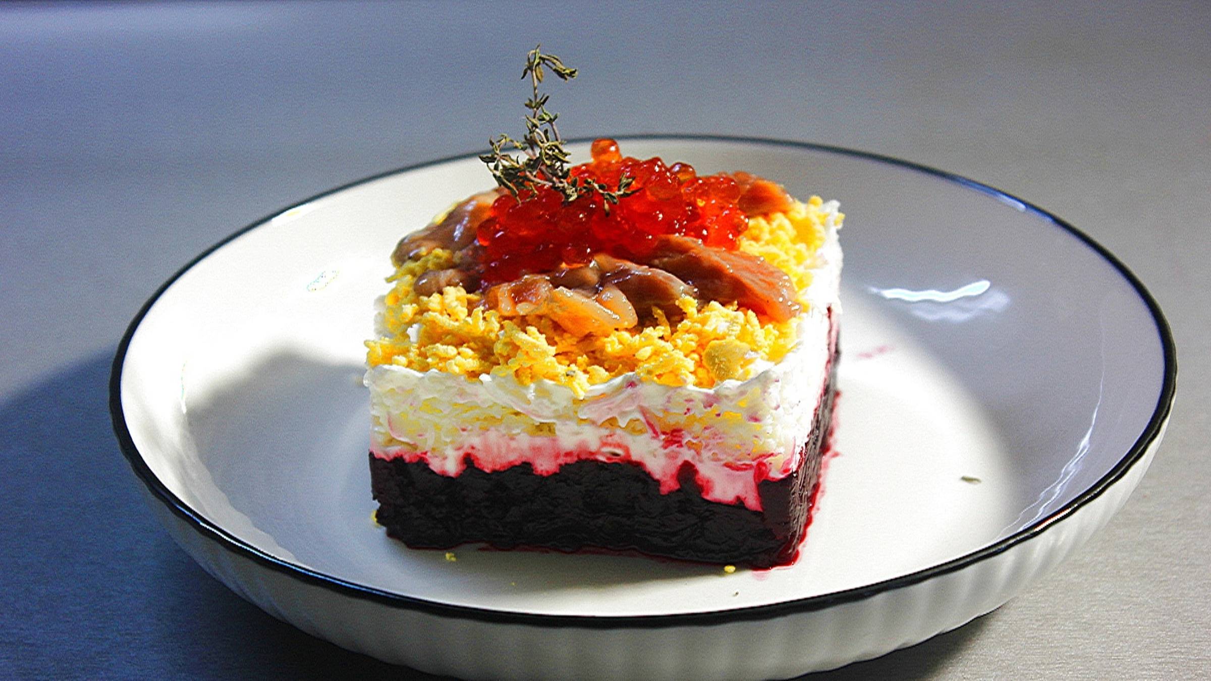 Слоеный салат с красной рыбой и сыром: праздничное угощение.