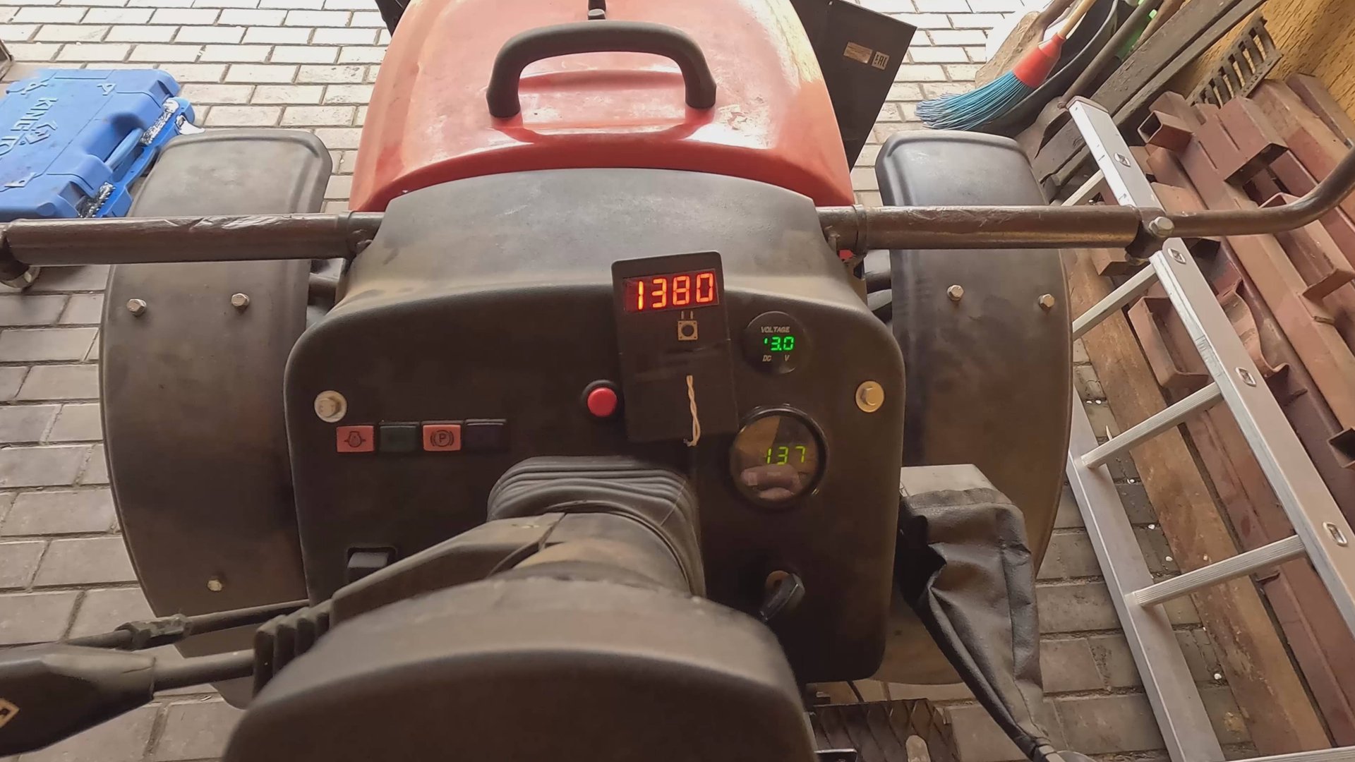 МТЗ 152. Счетчик моточасов-тахометр-вольтметр на AtMega8. Установка на трактор  ( часть 2 )