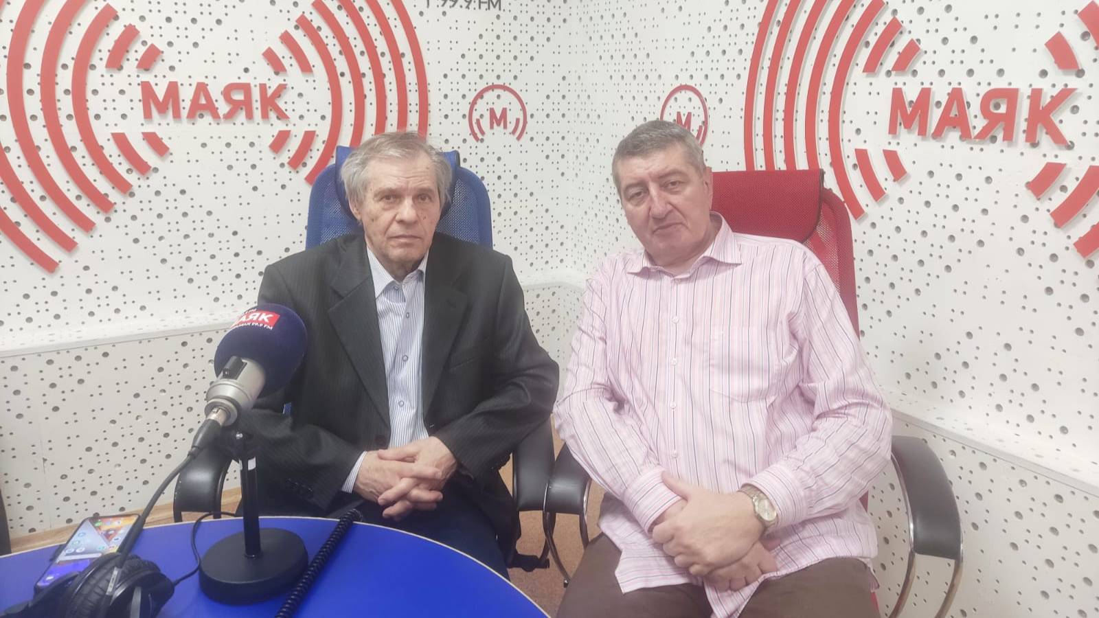 "В рабочий полдень"  - 28.04.2025  На "Маяке" состоялась встреча с художником Георгием Абашиным