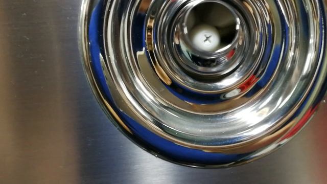 Работа воздушного шлюза. Сдувание (удаление) пыли и волос с одежды перед входом в рабочую зону.