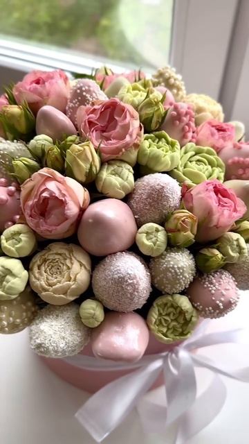 Букет из свежей клубники в шоколаде и живых цветов — оригинальный подарок для любого праздника