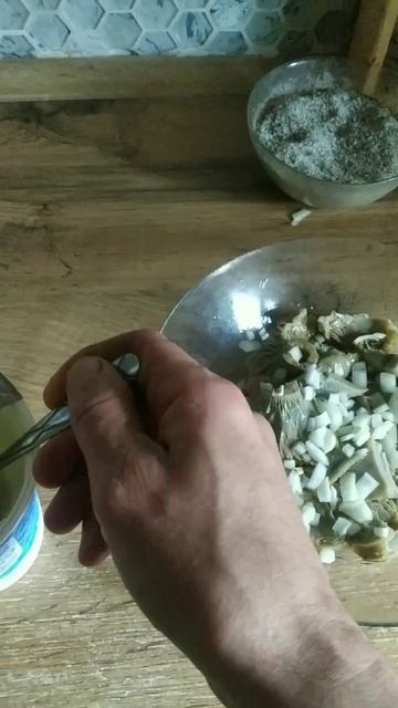 Закуска из соленых белых груздей.