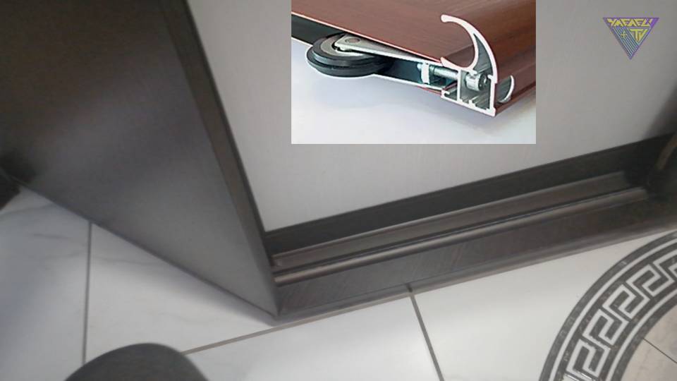 Дверка шкафа купе при закрытии и открытии задевает. Устраняем причину.