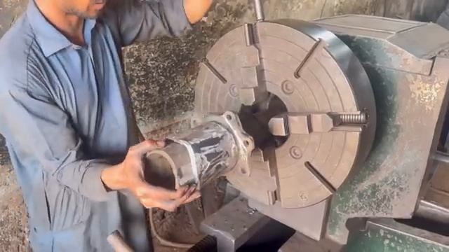 Экстренный ремонт грузовика Застрявший на мосту со сломанной задней колесной осью