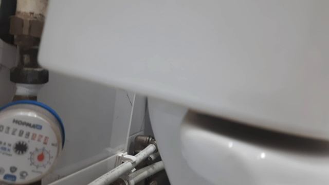 Как установить сливной бачок к унитазу