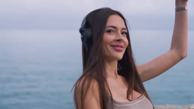 Xenia Dia & Nihil Young - Neon Ghost