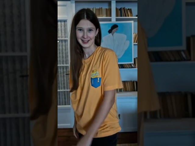 Две подружки и робот КРУУТ в кармашке