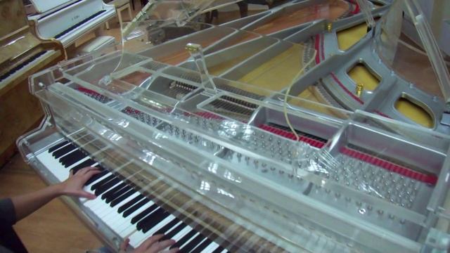 Прозрачный рояль - дизайнерская нелепость из пластмассы концертного размера