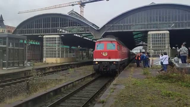 Тепловоз ТЭ109 с поездом отправляется с вокзала