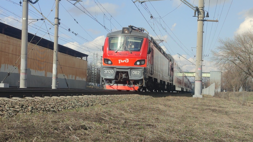 Электровоз ЭП20-062 с двухэтажным поездом №266 Москва – Новороссийск | станция Косино (МЦД-3)