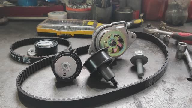 ШКОДА ОКТАВИЯ 1,4 .ЗАМЕНА РЕМНЕЙ,РОЛИКОВ ГРМ И ПОМПЫ.