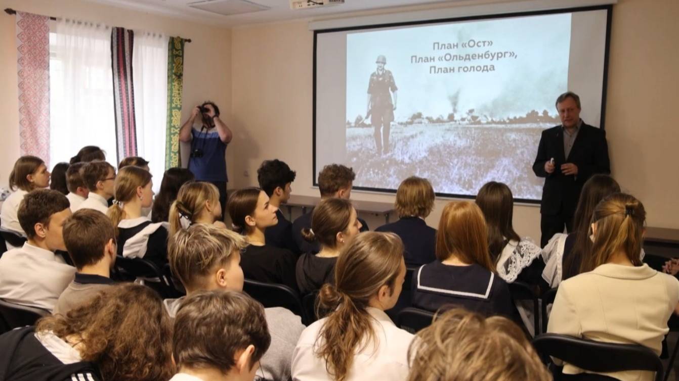 Познавательно-просветительская лекция об истории ВОв прошла в Доме Дружбы народов