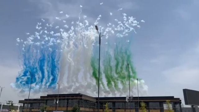 Флаг Узбекистана из цветных дымов