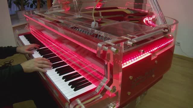 Прозрачный рояль - дизайнерская нелепость из пластмассы (акрила)