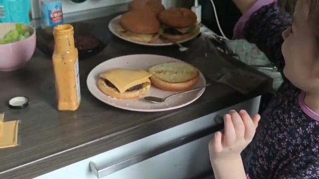 Наш шеф-повар делает гамбургеры