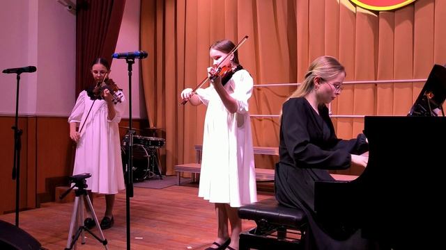 14. М. Таривердиев - «Песня о далёкой Родине». Исполняют Иванова Карина и Гусева Эмилия.