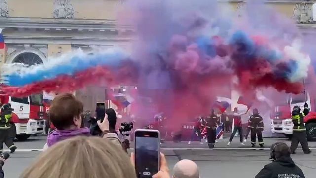 Флаг России из цветных дымов