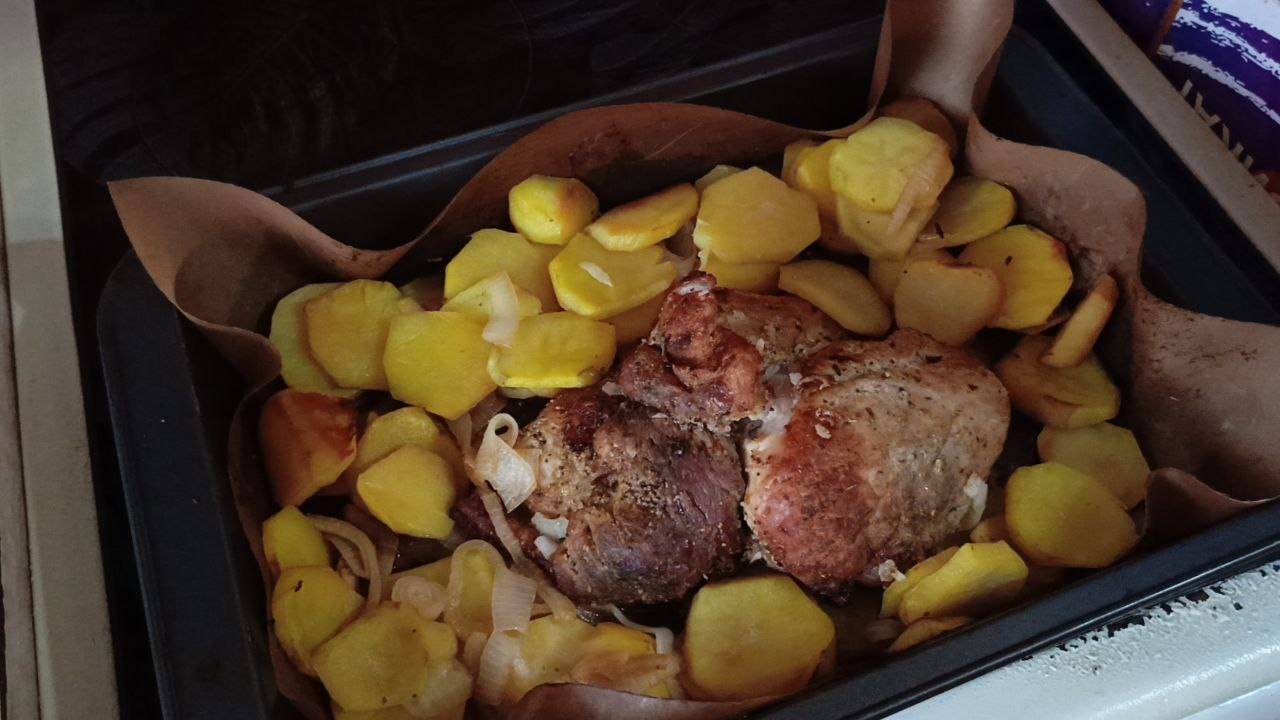Семейный ужин. Приглашаем на картошку с мясом.