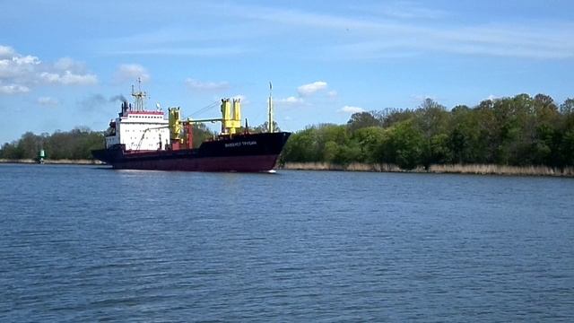 ТАНКЕР В СУДОХОДНОМ КАНАЛЕ