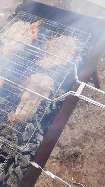 Во дворе на огне Первомайский шашлычёк!