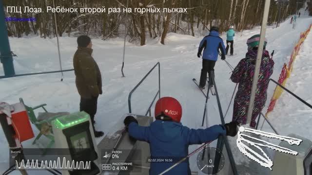 Ребёнок второй раз на горных лыжах