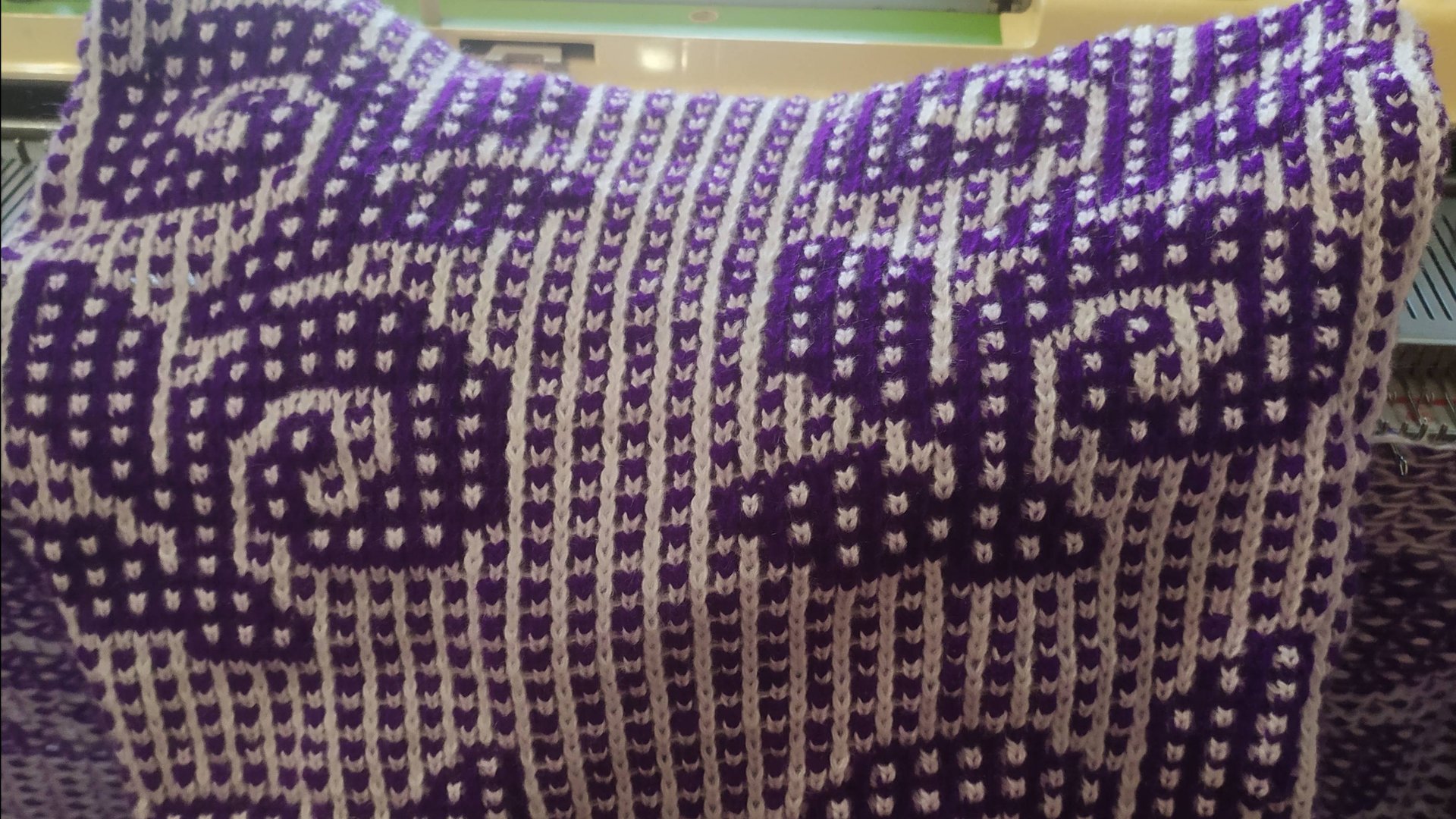 ПЛЕД ПО СХЕМЕ МОЗАИКИ. ВЯЗАНИЕ НА МАШИНЕ.