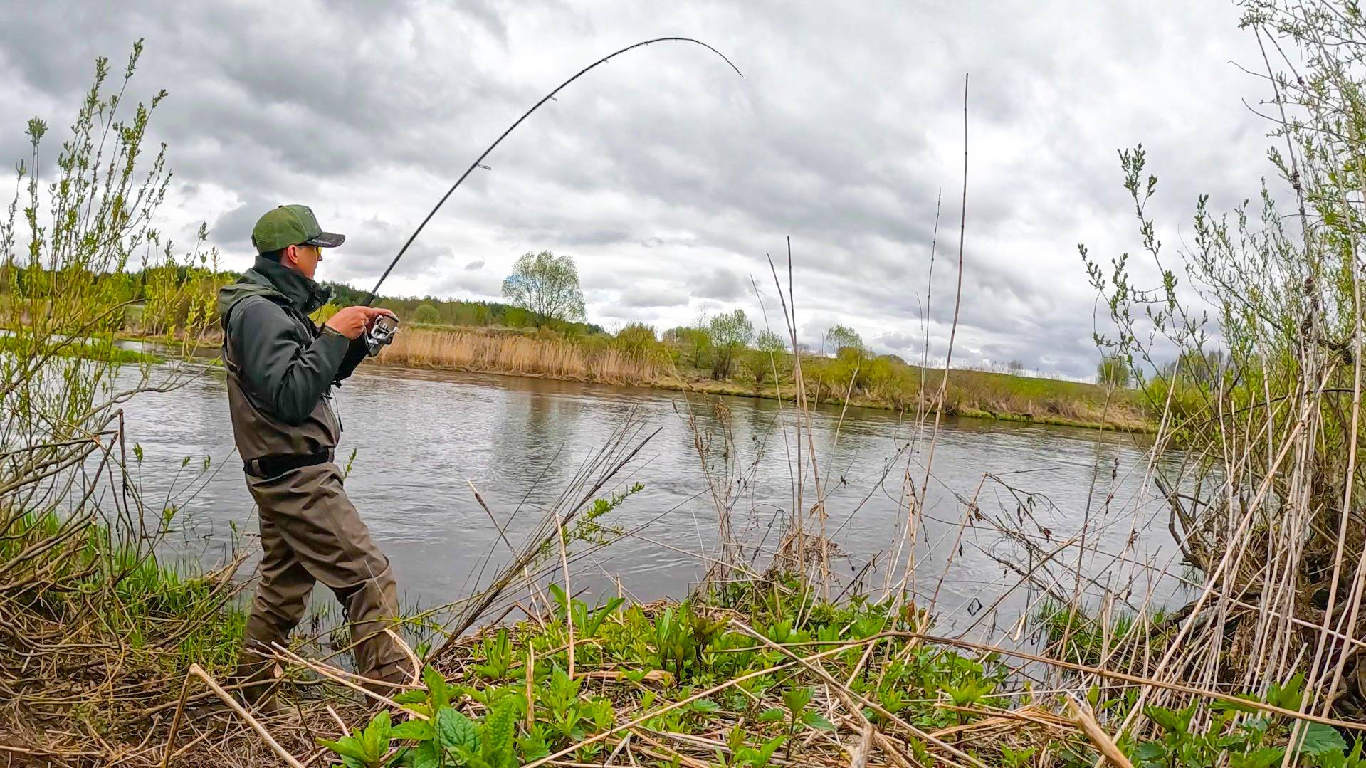 Вот где ВСЯ ЩУКА СЕЙЧАС СТОИТ на реке. ВОТ ЭТО КЛЁВ! Рыбалка на спиннинг весной в 2025