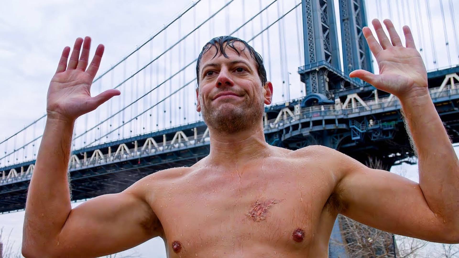 Ему 200 лет и каждый раз когда он умирает, он ПРОСЫПАЕТСЯ ГОЛЫМ в реке