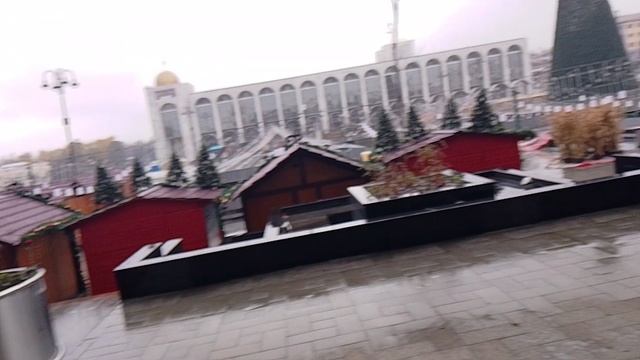 Главная площадь в Бишкеке в Кыргызстане в Новый Год.Новогодняя елка