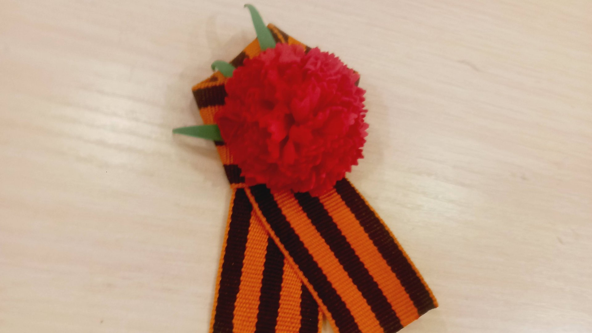 Георгиевская ленты с гвоздикой из фоамирана к 9 мая своими руками