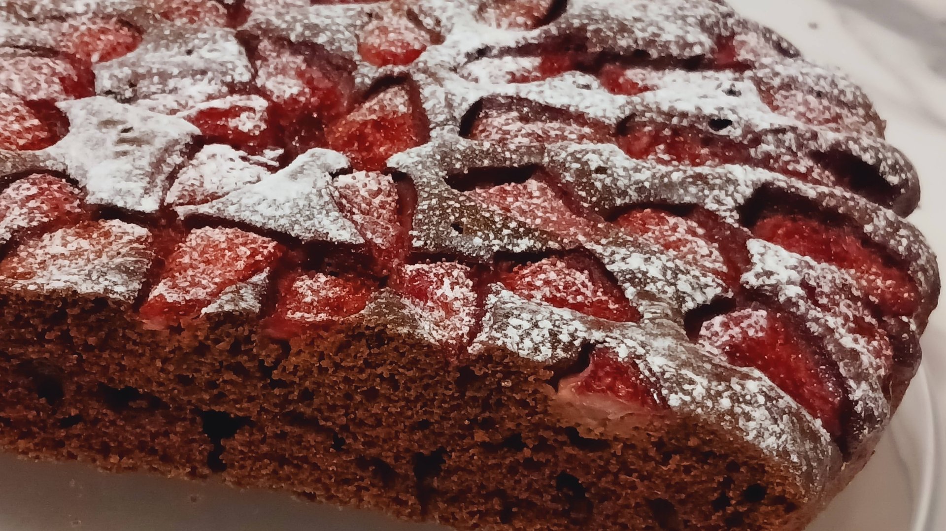 Шоколадный пирог с клубникой на скорую руку. Без миксера, без весов.