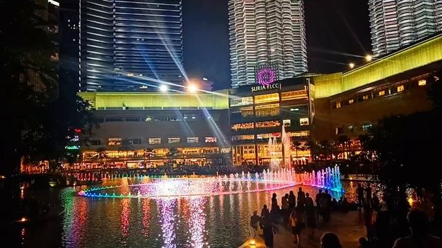 Поющие фонтаны Куала-Лумпура и башни Петронос.