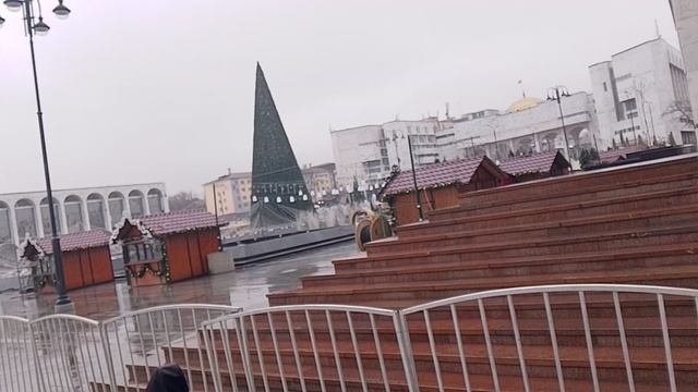 Новый год в Кыргызстане в Бишкеке. Наряжают елку,на дворе декабрь месяц