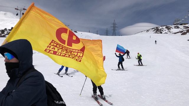 ПЕРВОМАЙСКАЯ ДЕМОНСТРАЦИЯ НА ЛЫЖАХ СО СКЛОНОВ ЭЛЬБРУСА | ГОД ЗАЩИТНИКА ОТЕЧЕСТВА | 80 ЛЕТ ПОБЕДЕ
