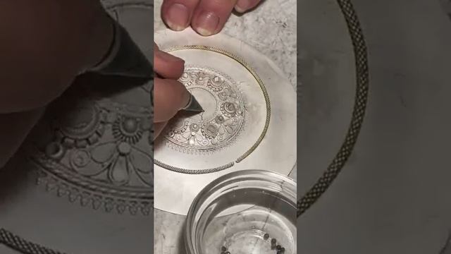 Лори Талкотт, делающая традиционную норвежскую филигрань