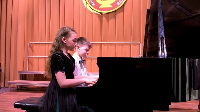 10. М. Дунаевский «Лев и брадобрей». Исполняют Герасимова Елизавета, Герасимов Владислав.