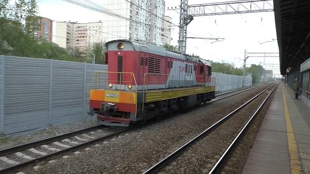 Маневровый тепловоз ЧМЭ3-4707 (ТЧЭ-2) следует резервом.