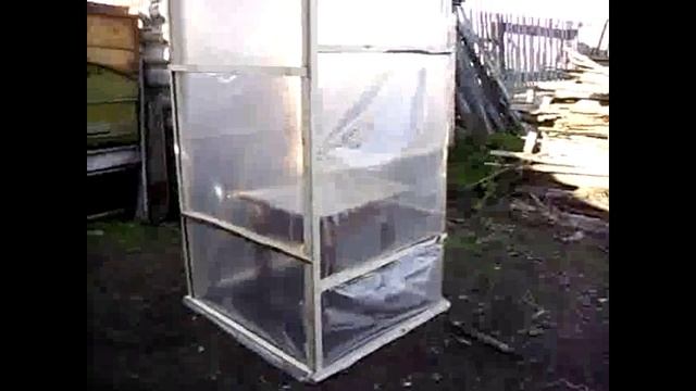 Каркас из плёнки на пасеке для матководства