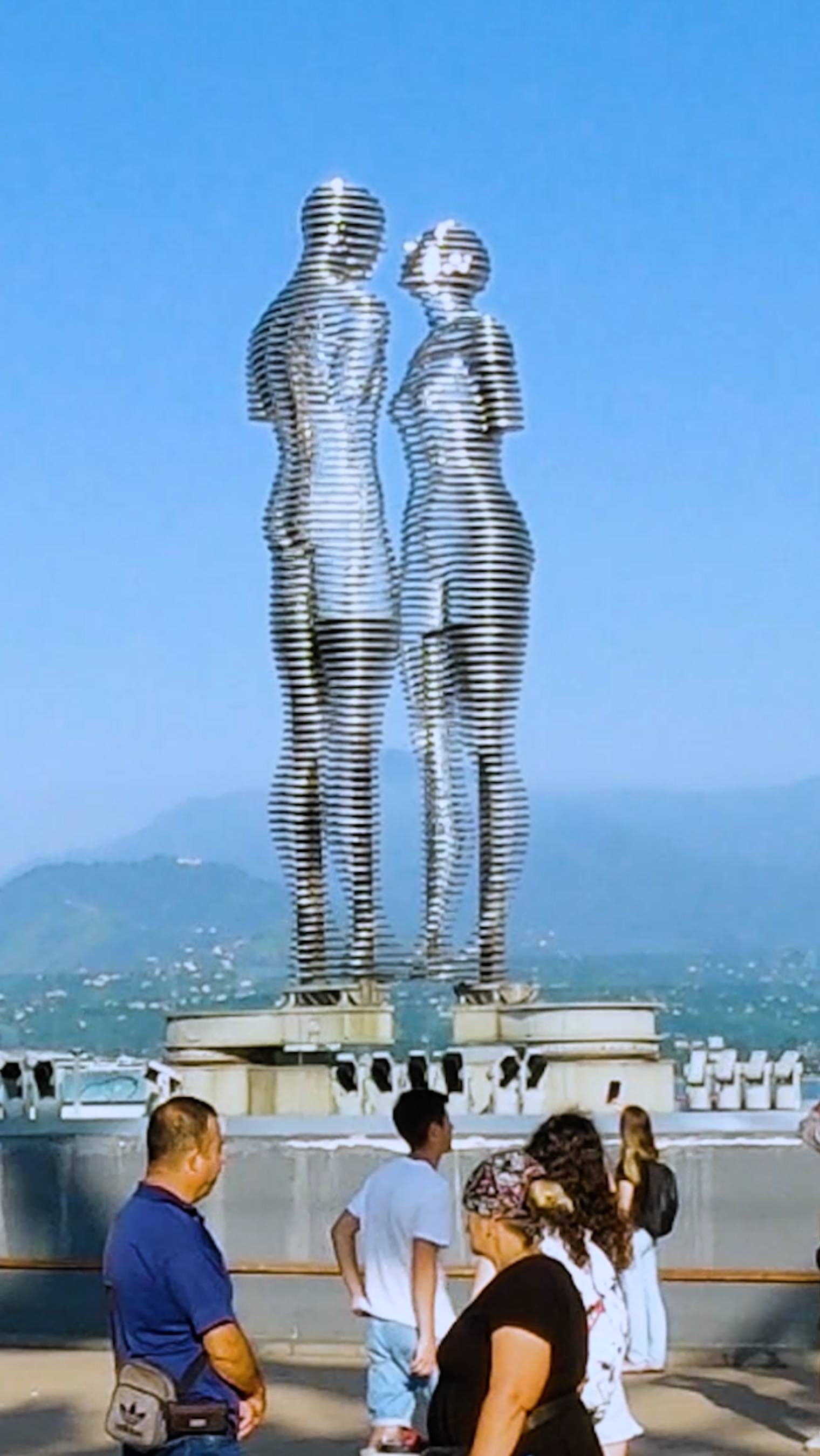 ГРУЗИЯ БАТУМИ - вращающаяся статуя "Али и Нино" #shorts