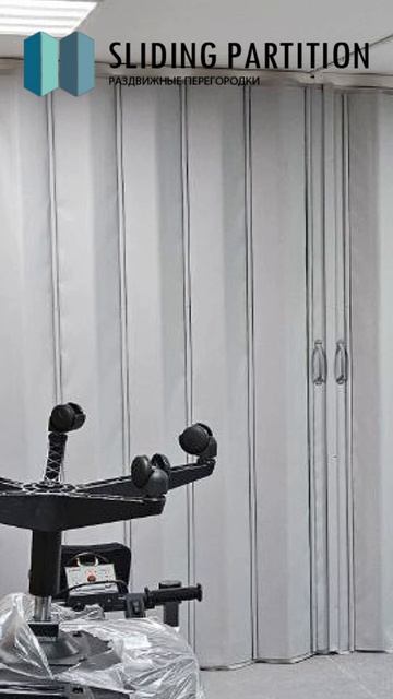 Серая мягкая перегородка для спортивного зала в Томске
