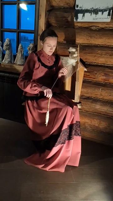 Молодая пряха у окна сидит. Моноспектакль.