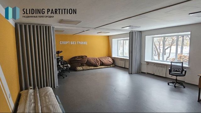 Серая мягкая перегородка для спортивного зала в Томске