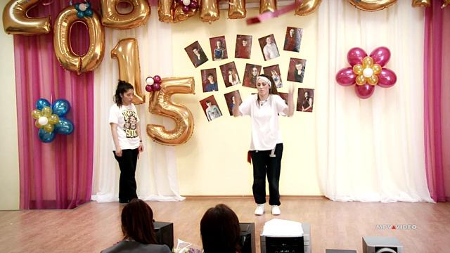 Девчата прокачали хип-хоп на выпускном в школе