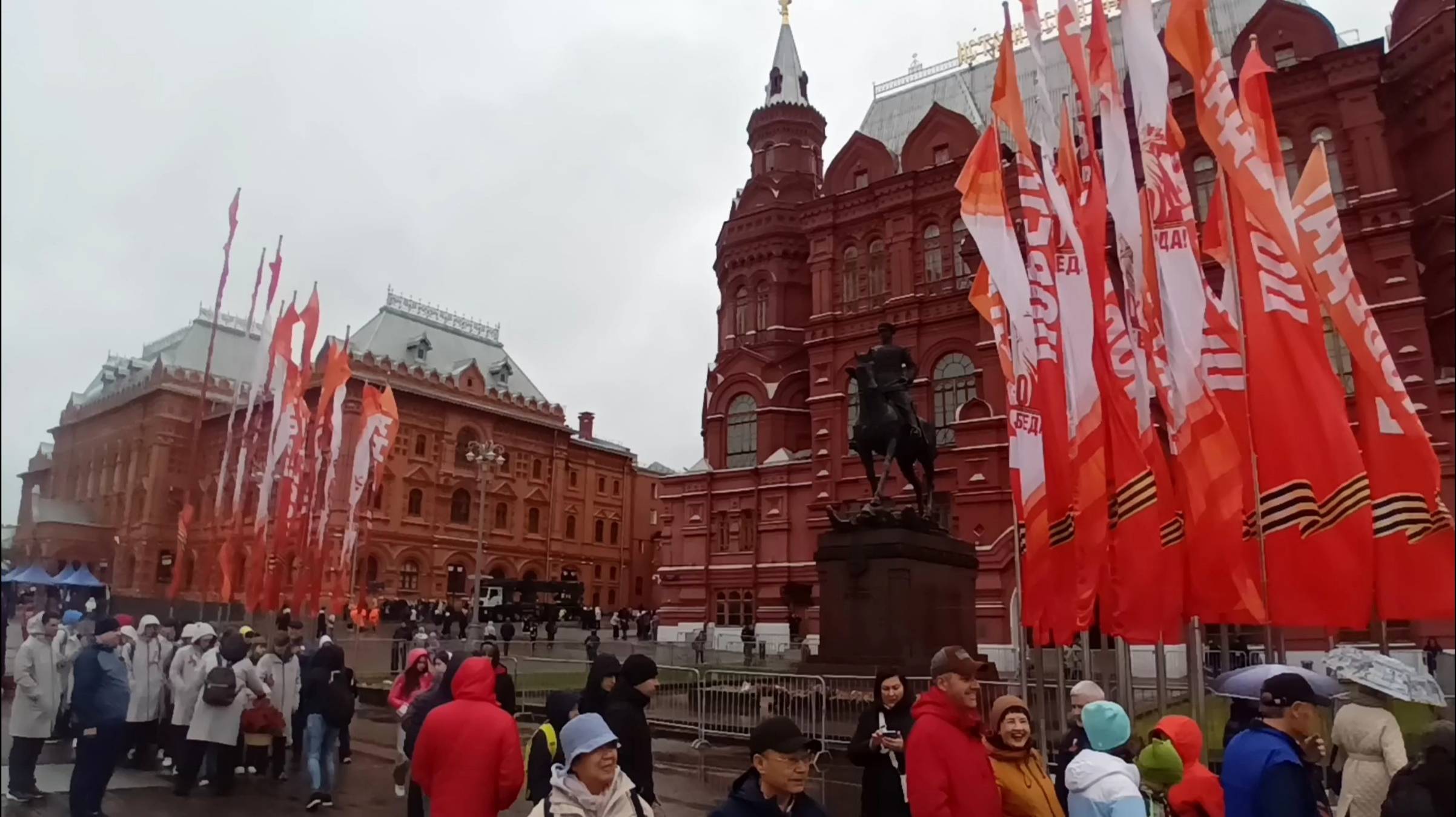 Здания ГИМ. 2 мая. 10 утра...