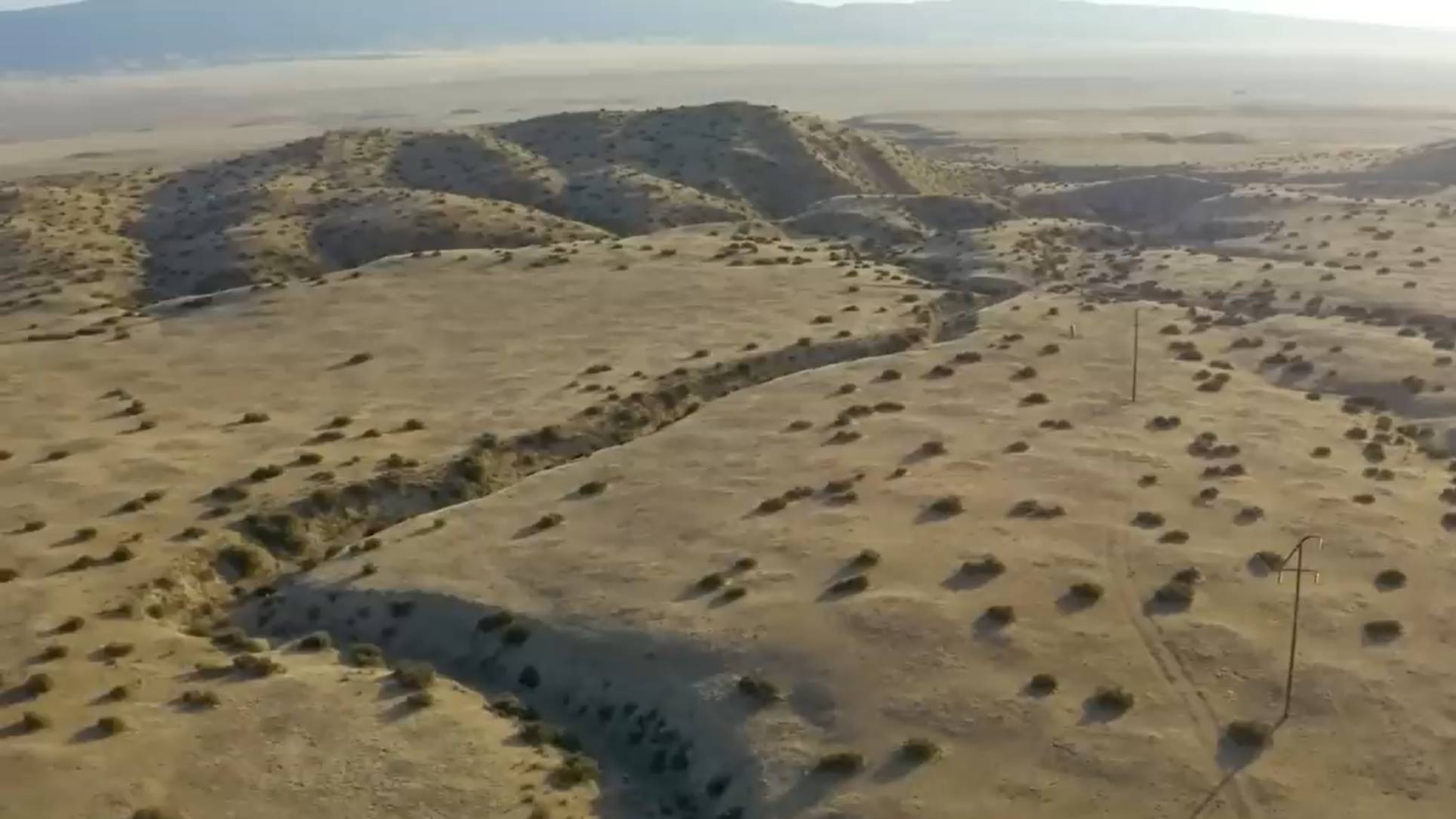 В_Сибири_огромный_кратер_расползается_по_земле