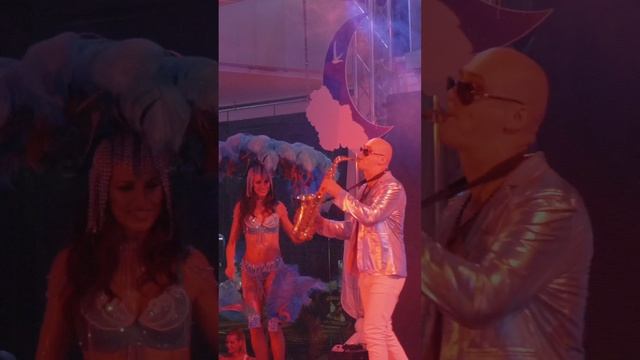 Саксофонист отжигает на сцене под клубную музыку - Syntheticsax & Show Girls