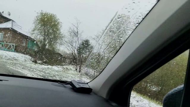 3 мая возвращаемся домой сквозь буран. Дорога опасная гололед.