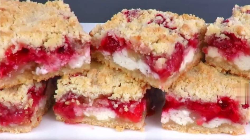 Насыпной песочный пирог с творогом и клубникой